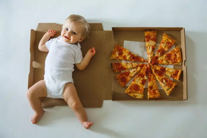 Веселая мама, которая фотографирует «ежемесячную веху» сына, используя пироги с пиццей, является родительской целью 1807_10