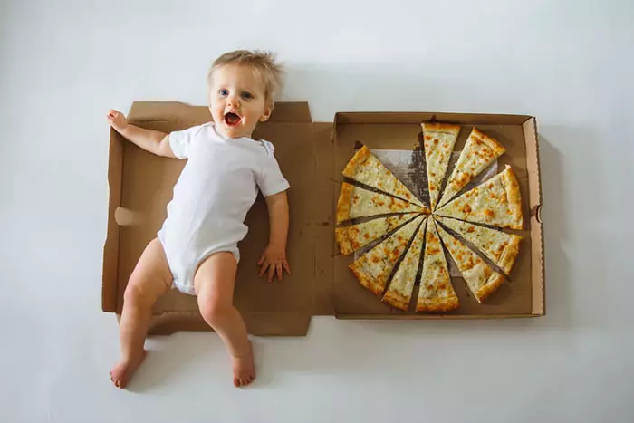 Веселая мама, которая фотографирует «ежемесячную веху» сына, используя пироги с пиццей, является родительской целью 1807_11