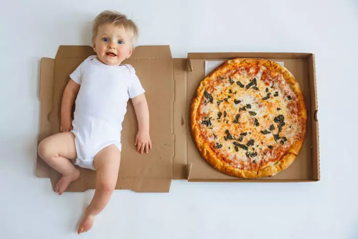 Веселая мама, которая фотографирует «ежемесячную веху» сына, используя пироги с пиццей, является родительской целью 1807_12
