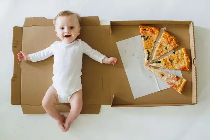 Веселая мама, которая фотографирует «ежемесячную веху» сына, используя пироги с пиццей, является родительской целью 1807_4
