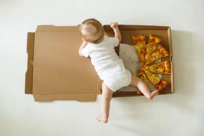 Веселая мама, которая фотографирует «ежемесячную веху» сына, используя пироги с пиццей, является родительской целью 1807_6