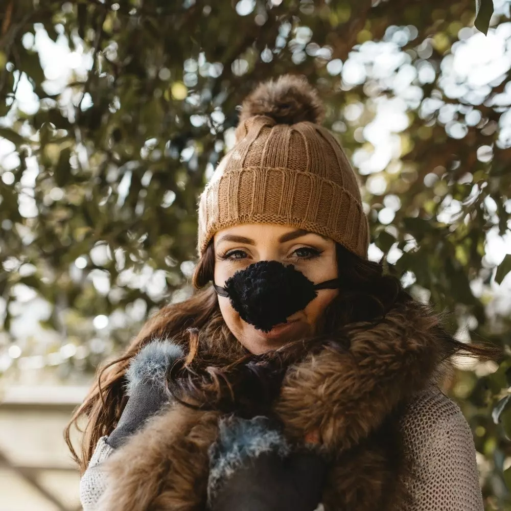 Kwimeko apho ubungakhange ujongeke njengesidenge ngexesha lemozulu yasebusika, ngoku ungaThenga iFuzzy 'Nose Warmers' 1898_1