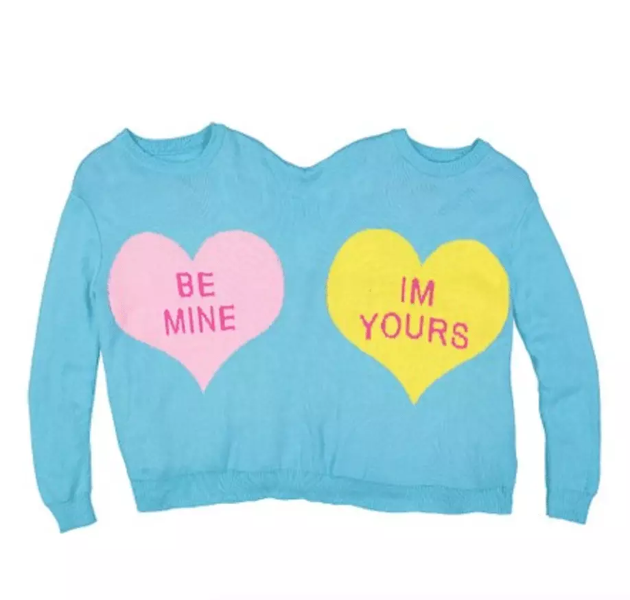 Sărbătorește Ziua Îndrăgostiților cu acest pulover cu două capete pentru tine și câinele tău 274_1